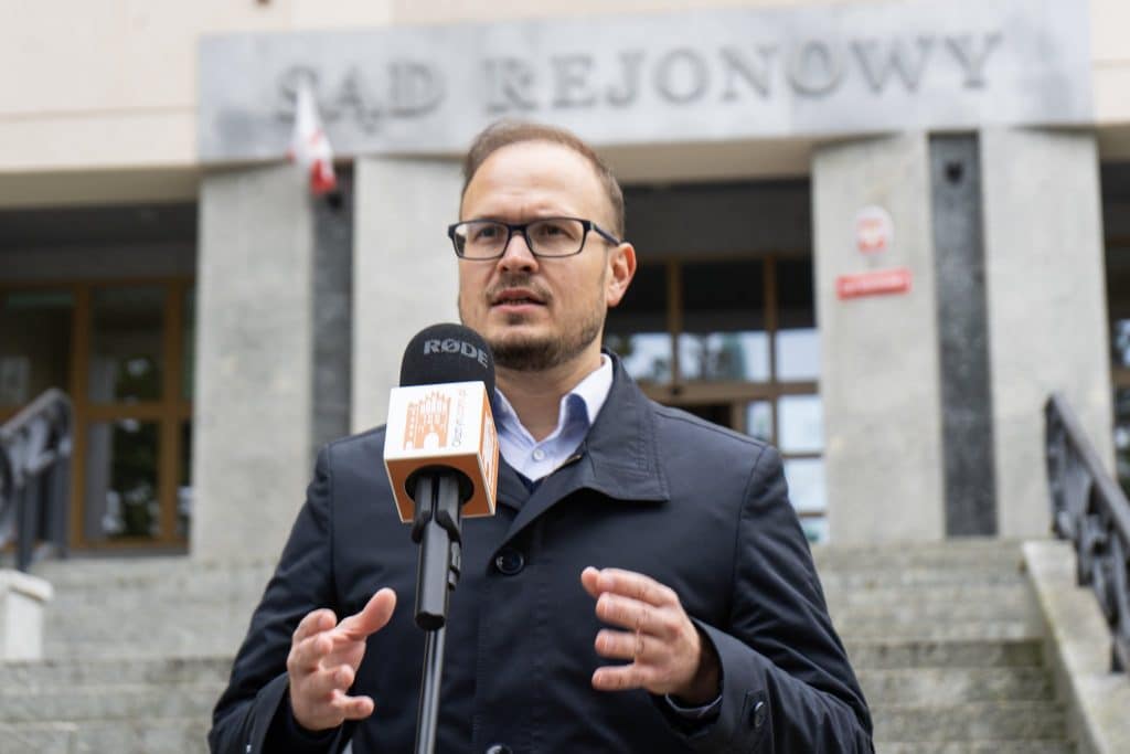 Marcin Kotowski z Trzeciej Drogi składa pozew wyborczy przeciwko. W tle minister rządu PiS