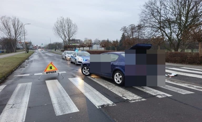 Wypadek na oznakowanym przejściu dla pieszych – kierowca potrącił kobietę