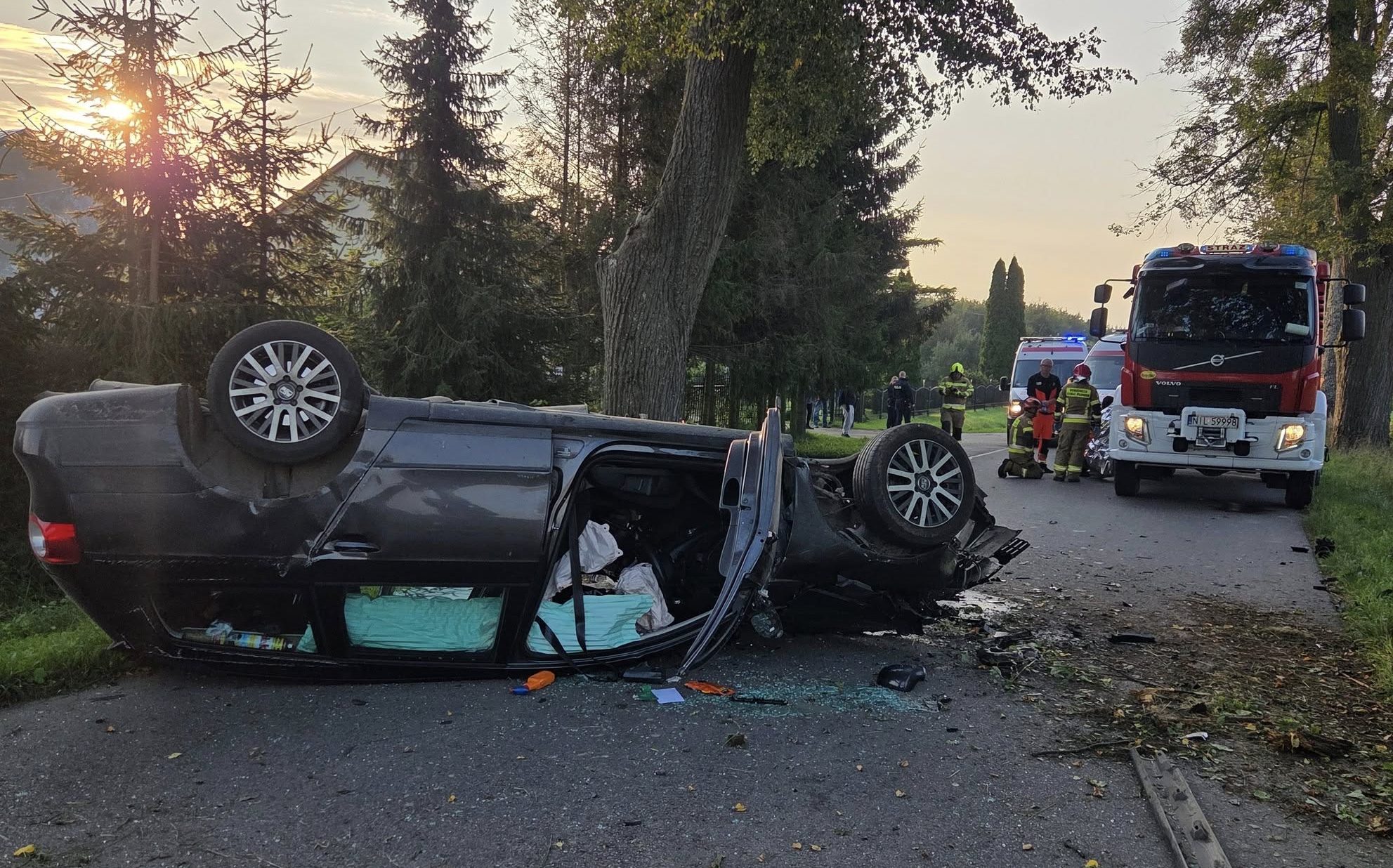 Ratował się przed zderzeniem. Samochód wypadł z drogi i dachował