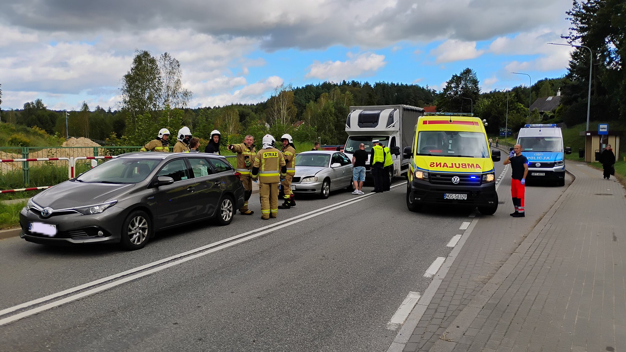 Zderzenie trzech pojazdów na DK16. Trasa się korkuje