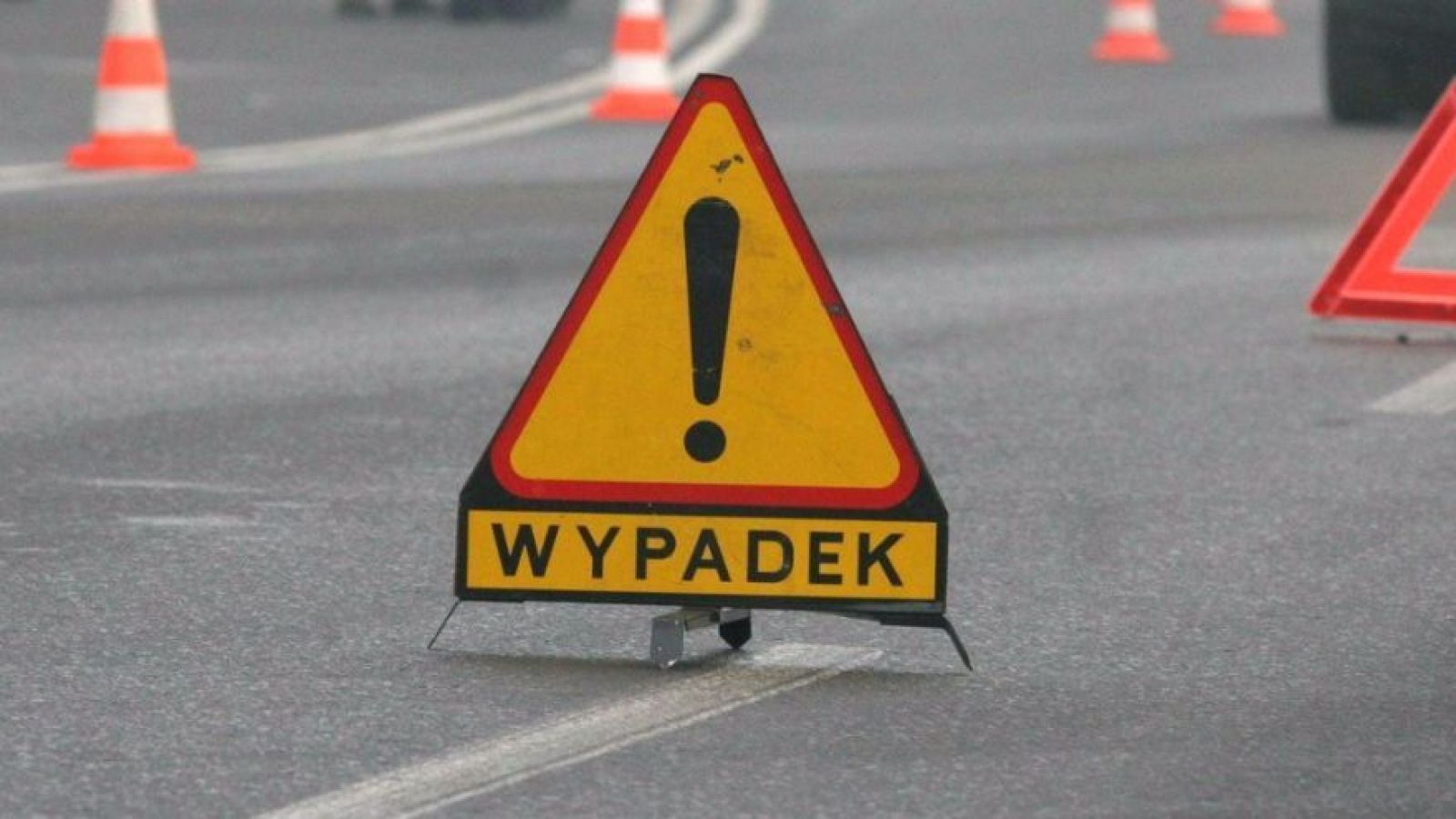 Droga krajowa nr 59 zablokowana. Samochód uderzył w drzewo