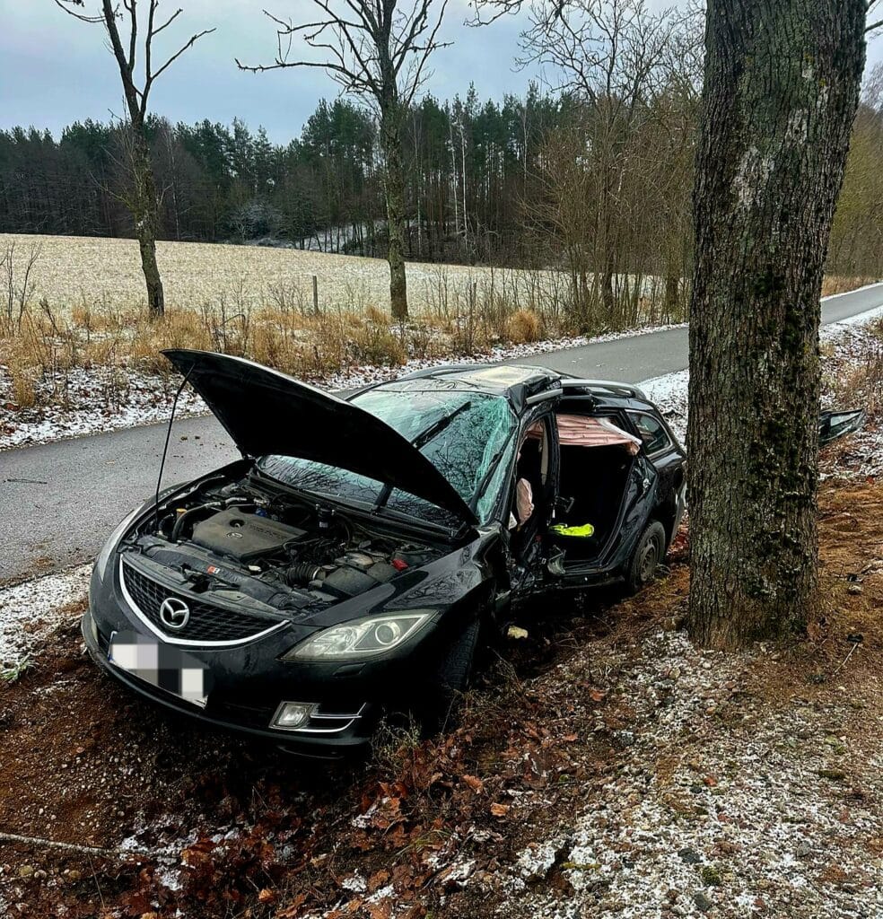 Zima zaskoczyła kierowców? 32-latka wypadła z drogi i uderzyła w drzewo