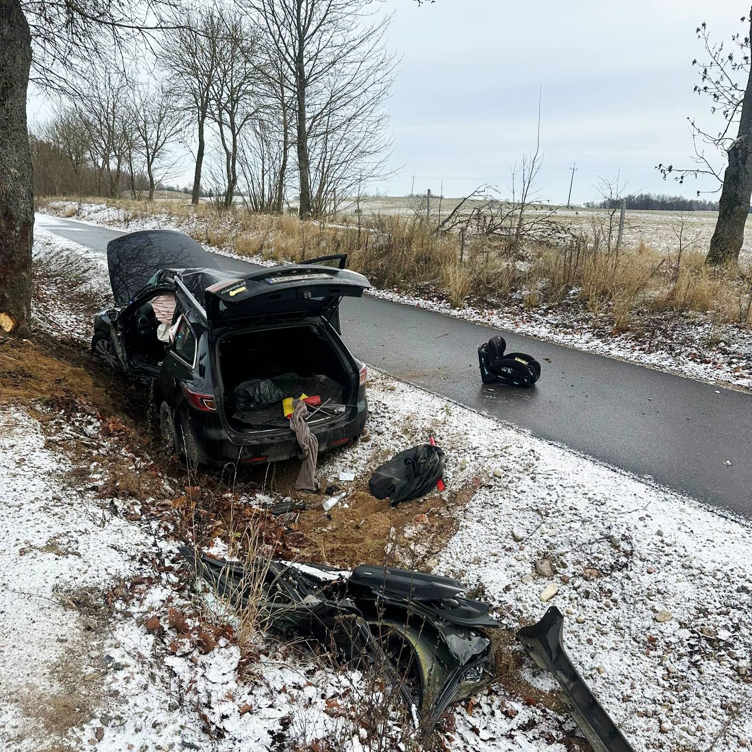 Zima zaskoczyła kierowców? 32-latka wypadła z drogi i uderzyła w drzewo