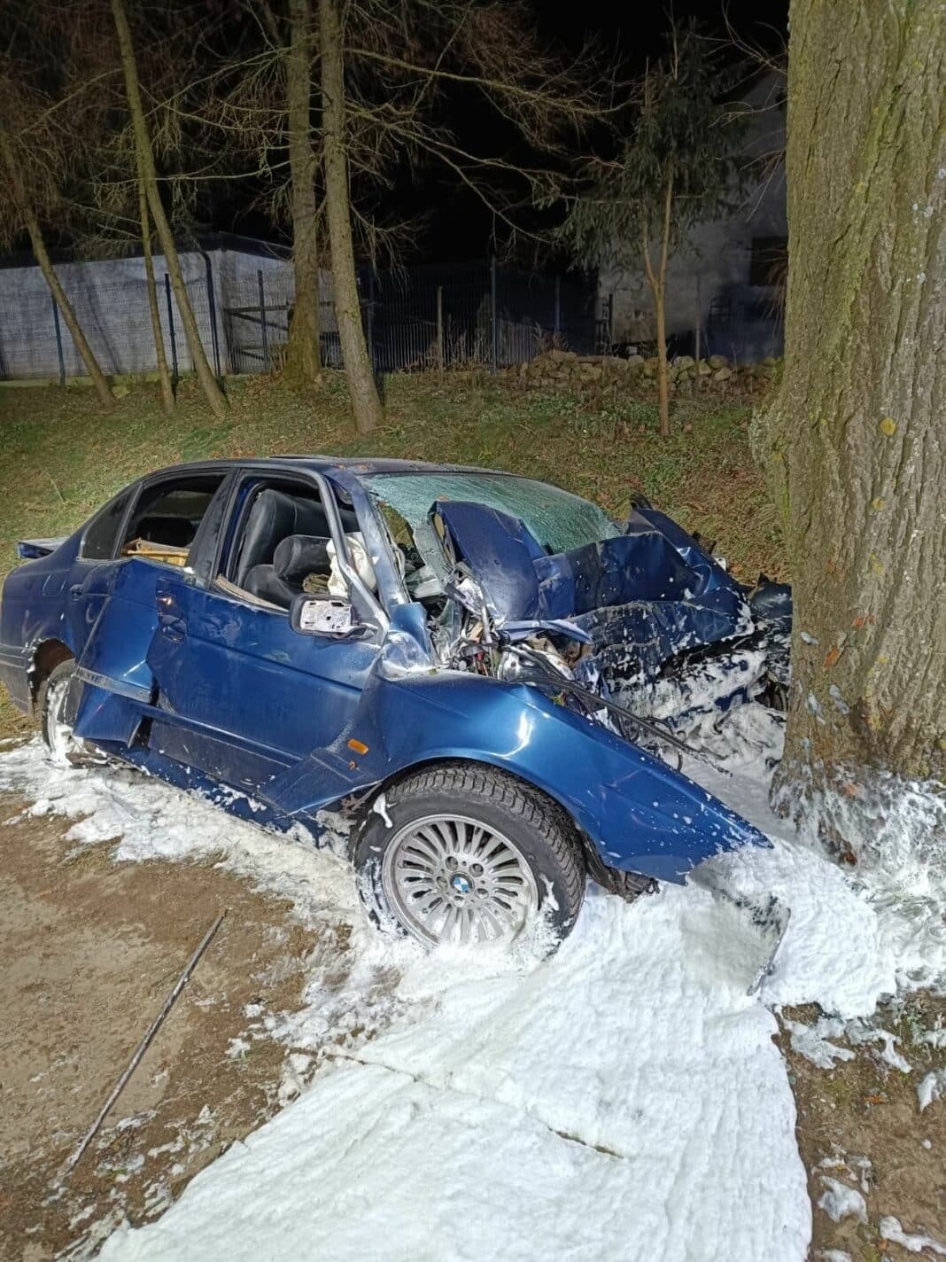 Wigilijna śmierć na trasie. 24-latek w BMW uderzył w drzewo
