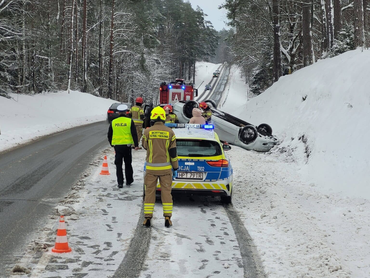 Dramatyczny wypadek na DK16. Samochód uderzył w inne auto i dachował w ...
